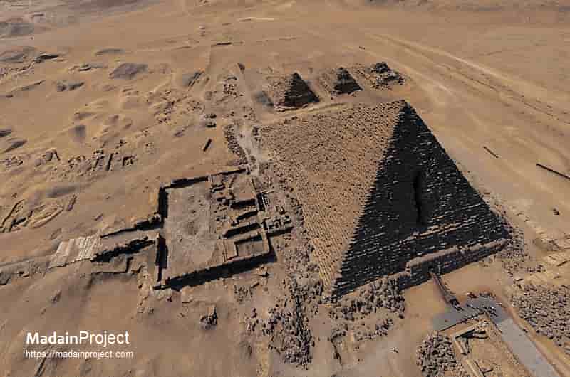 Pyramid Complex of Menkaure - Madain Project (en)