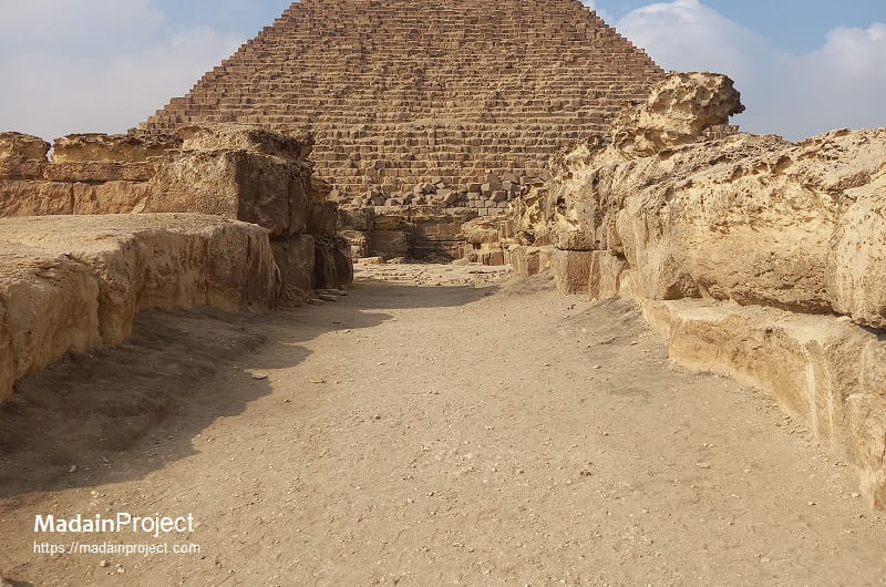 Pyramid Complex of Menkaure - Madain Project (en)